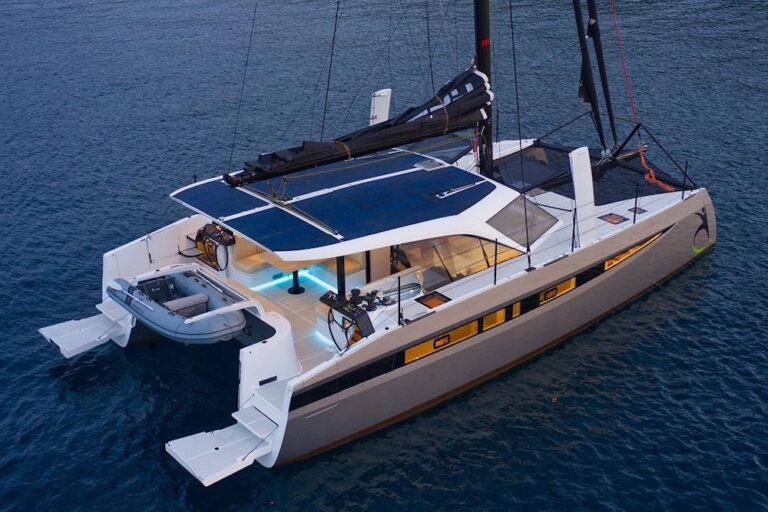 HH44 Performance Sailing Catamaran Review - Katamarans